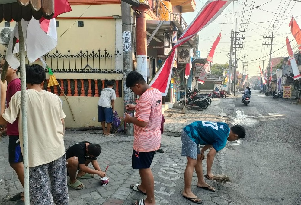 Warga LDII Medaeng Gotong Royong Sambut HUT RI ke-79 Warga LDII Medaeng Gotong Royong Sambut HUT RI ke-79